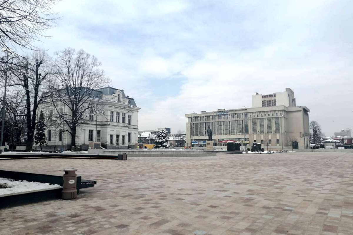 Piaţa centrală din Piteşti, vandalizată imediat după renovare ...